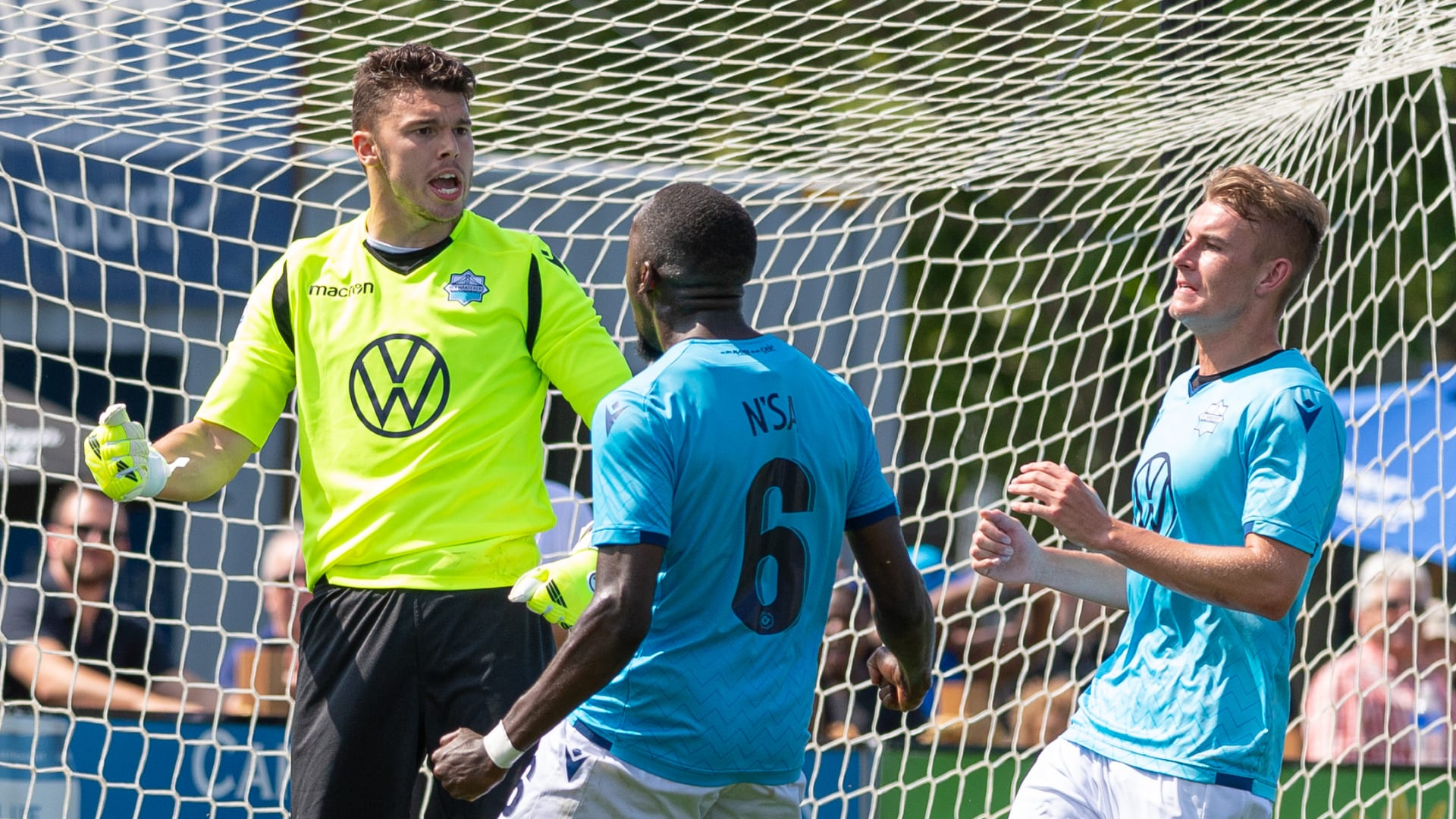 Oxner dedicates clean sheet to teammate Schaale